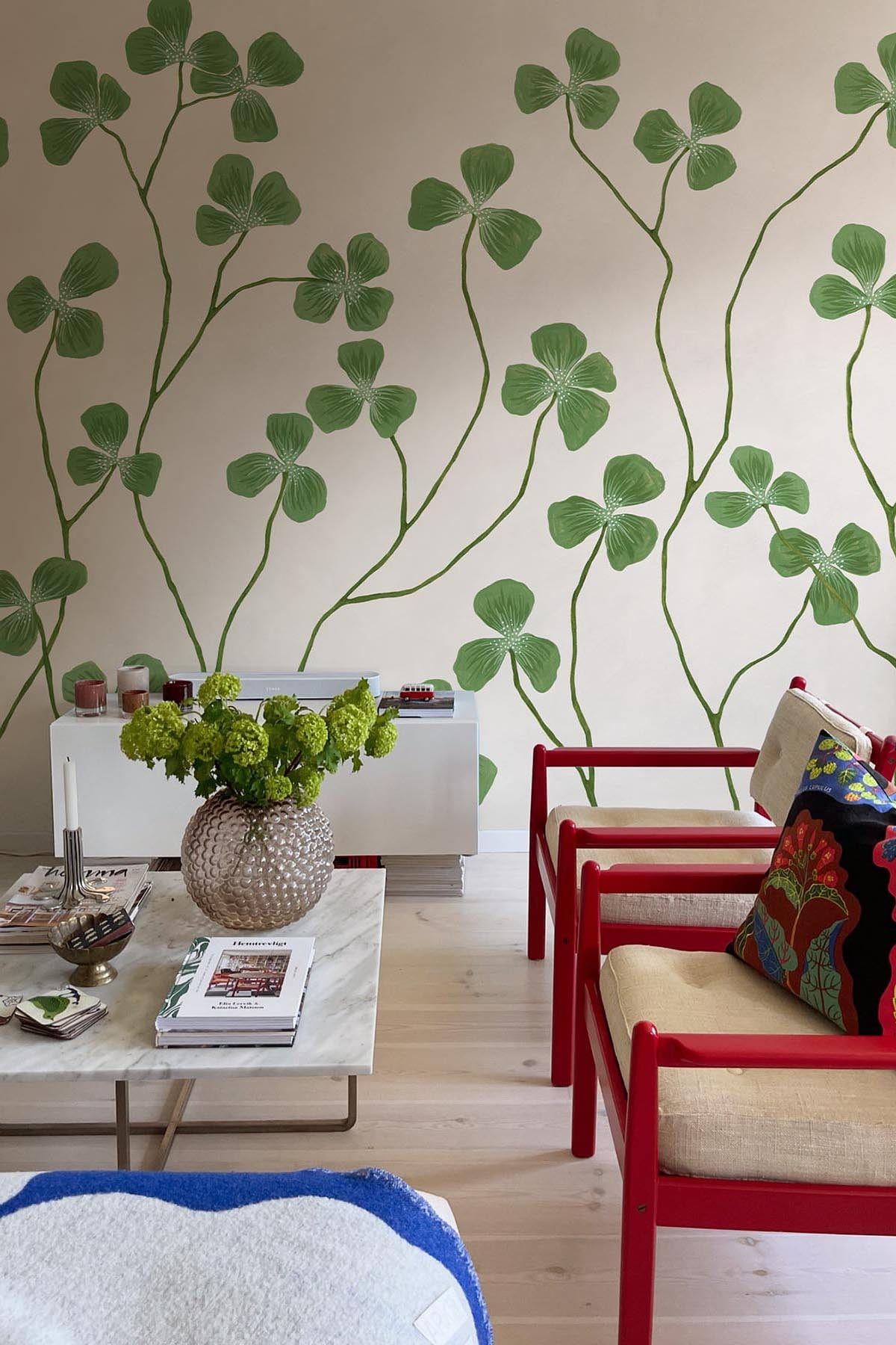 Clover Garden wall mural | Timeless Green Charm – belarteSTUDIO